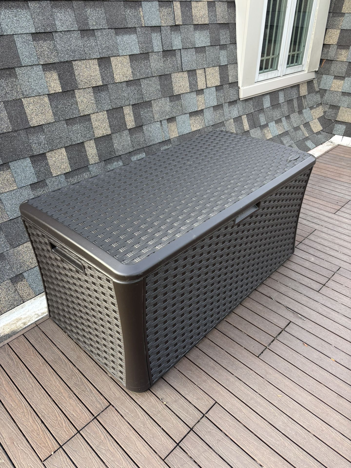 Suncast 73-Gallon Medium Deck Box - Lightweight Resin Indoor/Outdoor ...