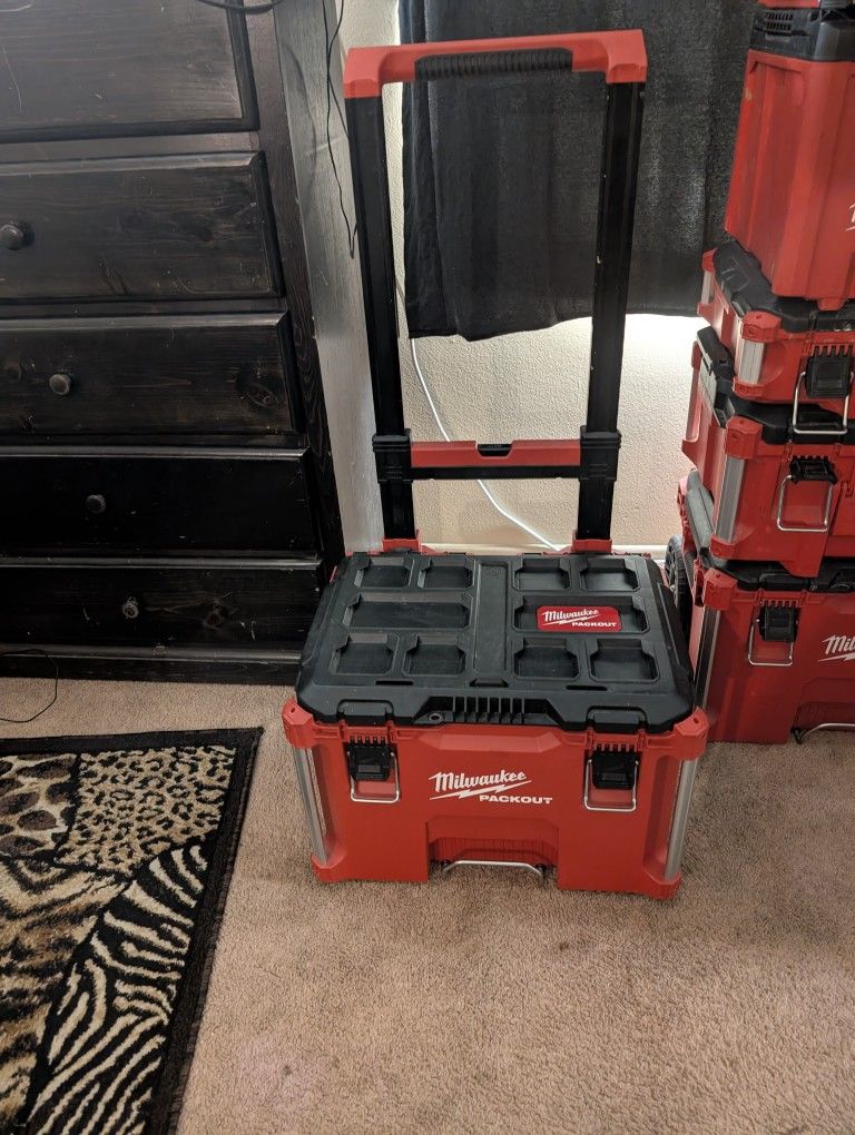 Milwaukee Pack Out Rolling Tool Box for Sale in Los Angeles, CA - OfferUp