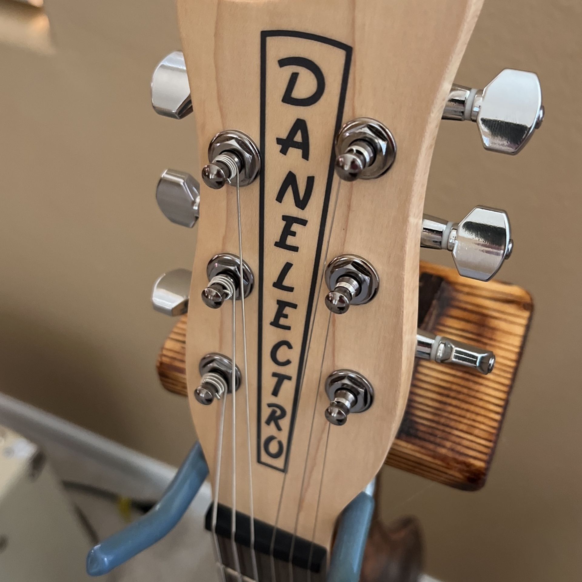 Danelctro Hodad Electric Guitar With Bigsby And Hard Shell Case Trades ...