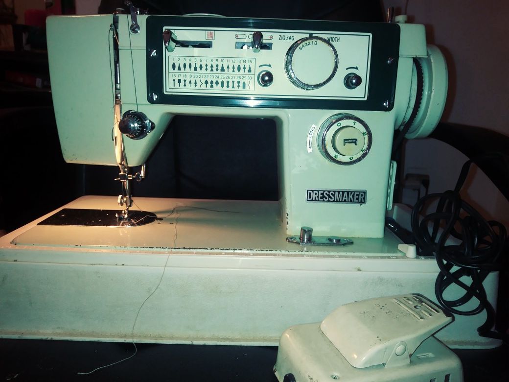 Dressmaker Sewing Machine Zig Zag