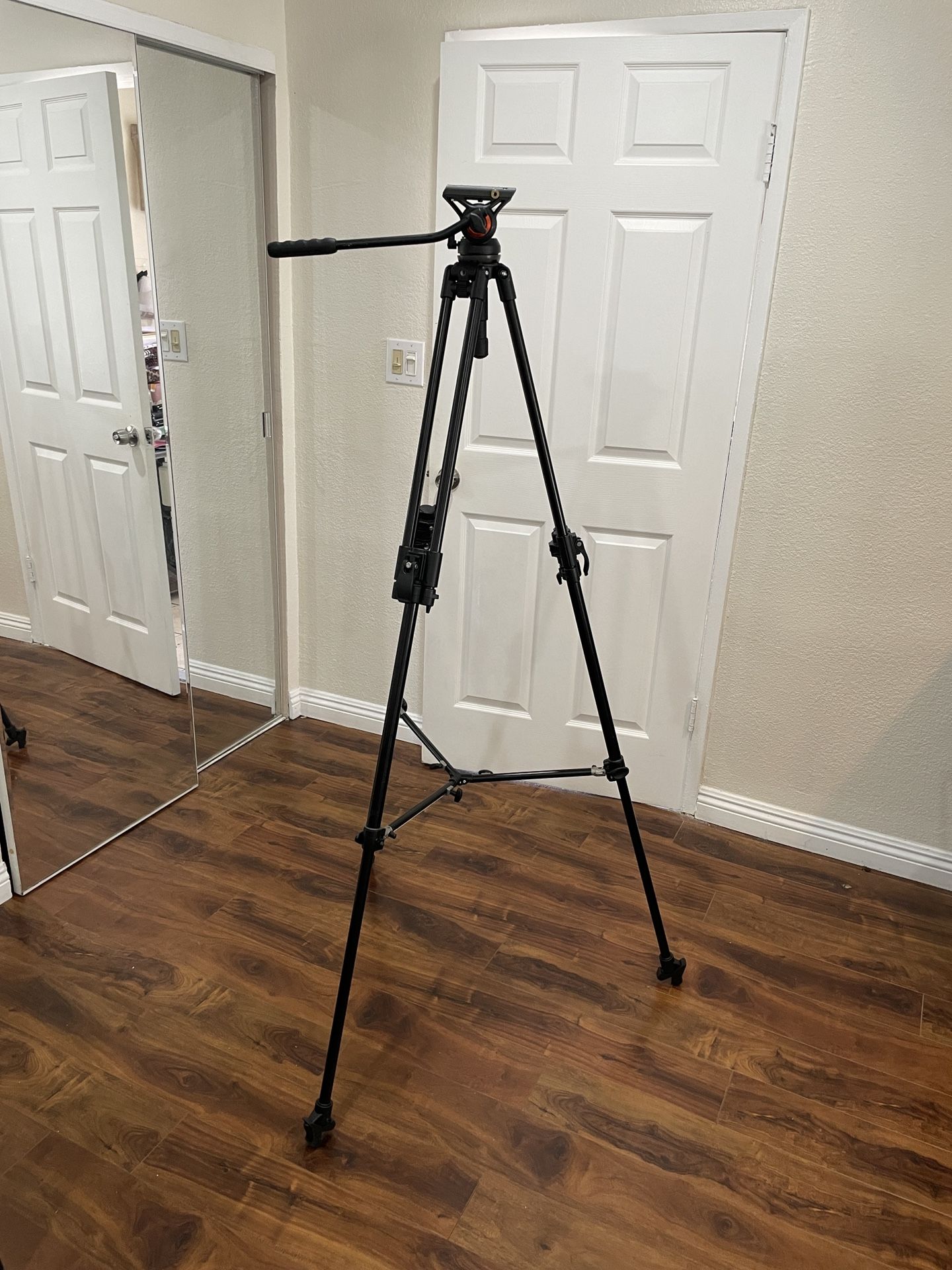 Manfrotto Heavy Duty Tripod for Sale in Cty Of Cmmrce, CA - OfferUp