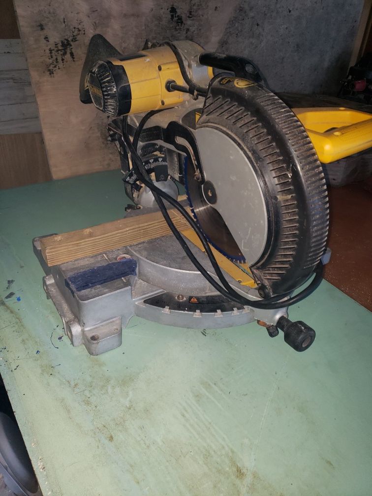 Dewalt Miter Saw 12 inch for Sale in OLD RVR-WNFRE, TX - OfferUp