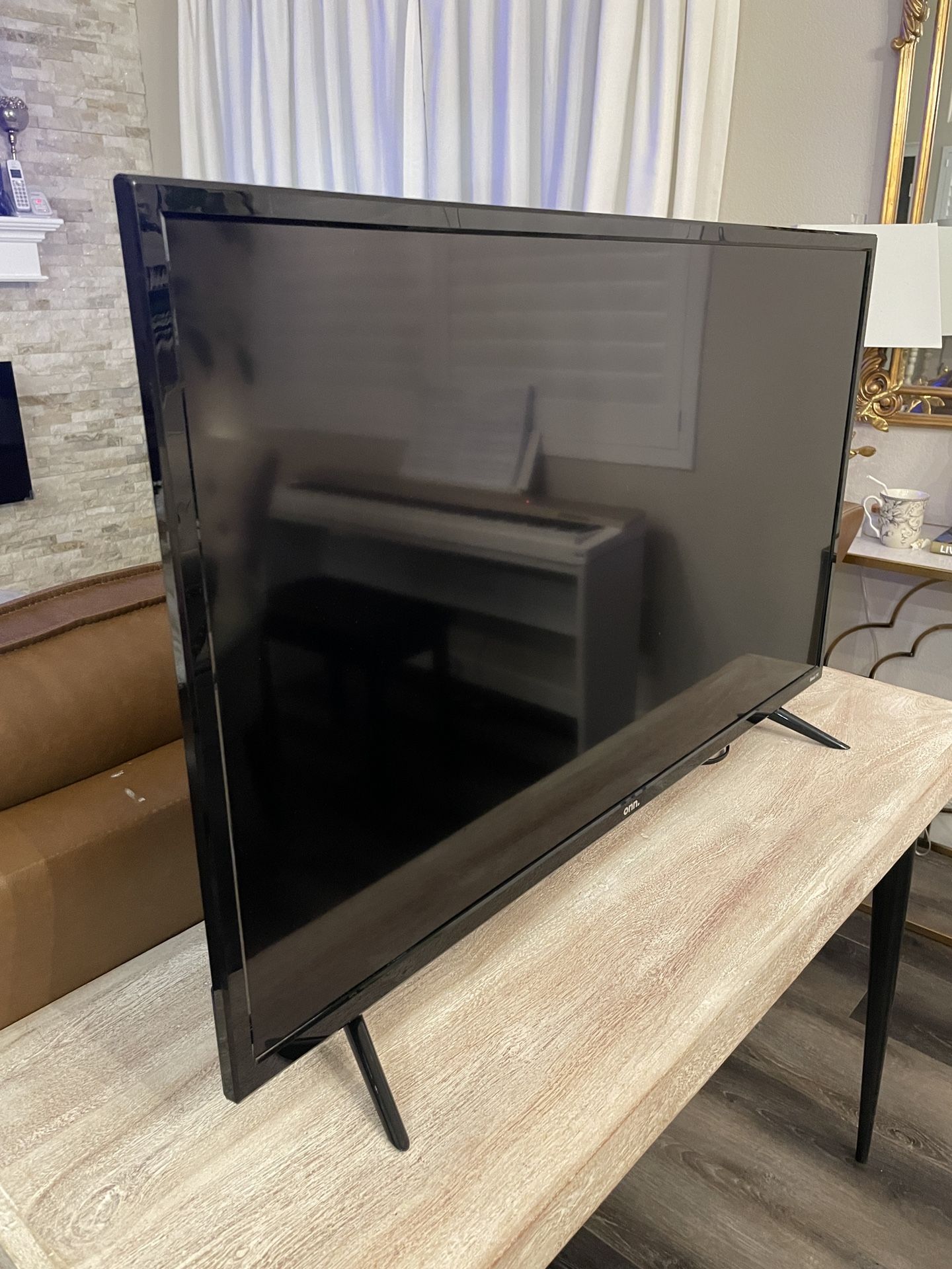 Onn 40” Roku Smart TV Great Condition for Sale in Colorado Springs, CO ...