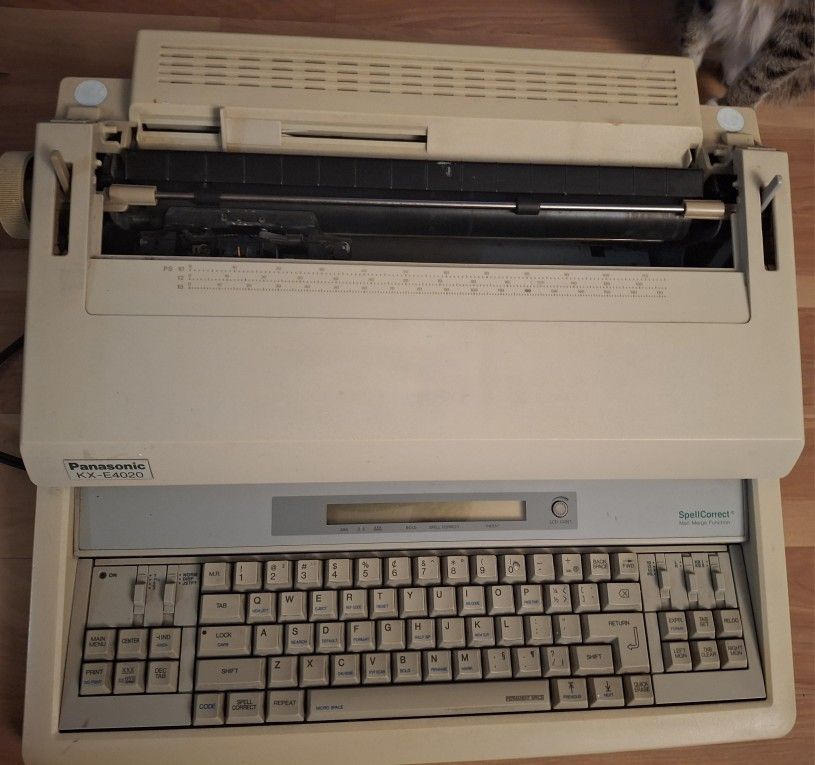 Typewriter Electric Memory Typewriter Panasonic KX E4020 for Sale in ...