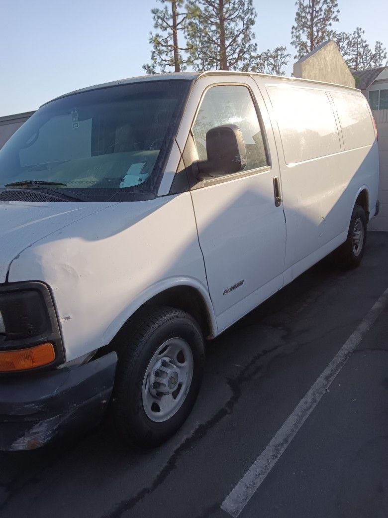 Barata 2004 Chevy Van... for Sale in Norwalk, CA - OfferUp