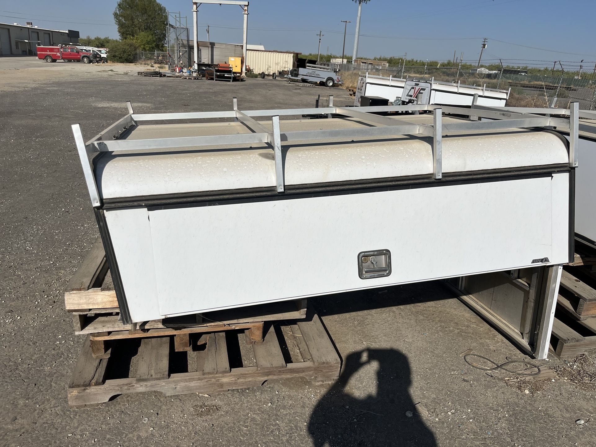 REALTRUCK A.R.E. DCU MAX SERIES TRUCK CAP for Sale in Bakersfield, CA ...