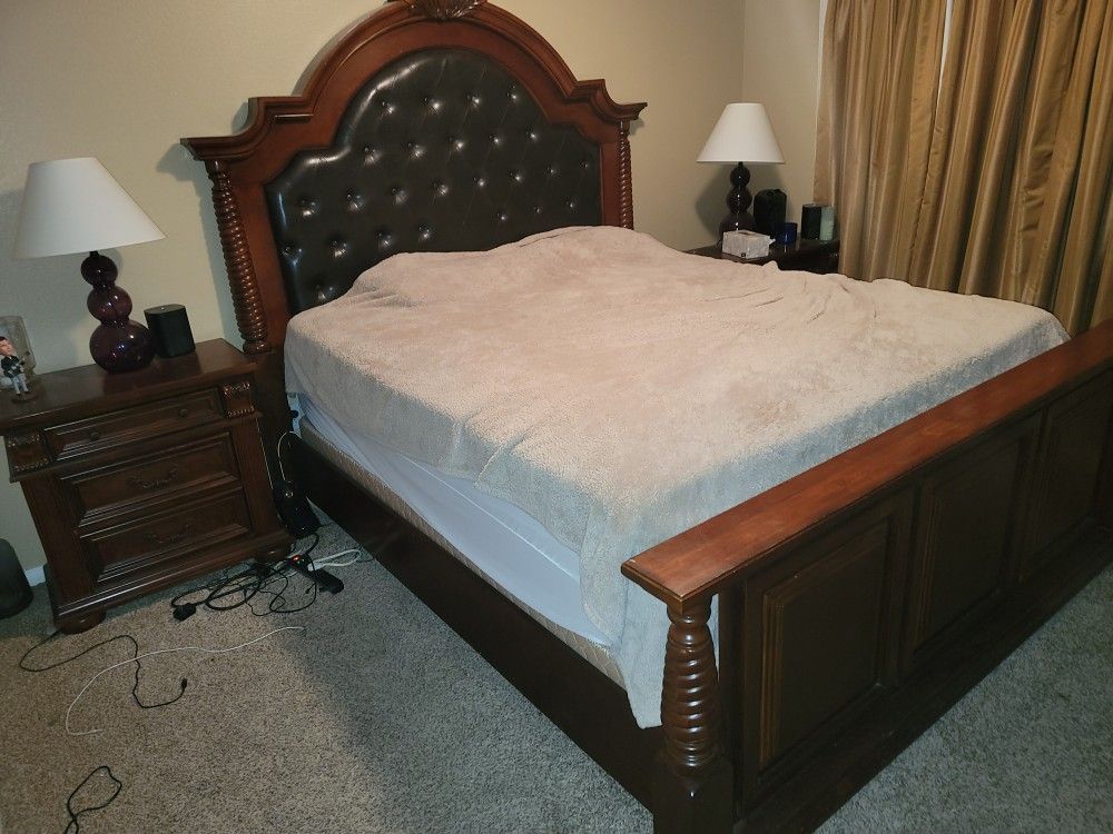 Beautiful King Bed W/end Tables for Sale in Las Vegas, NV - OfferUp