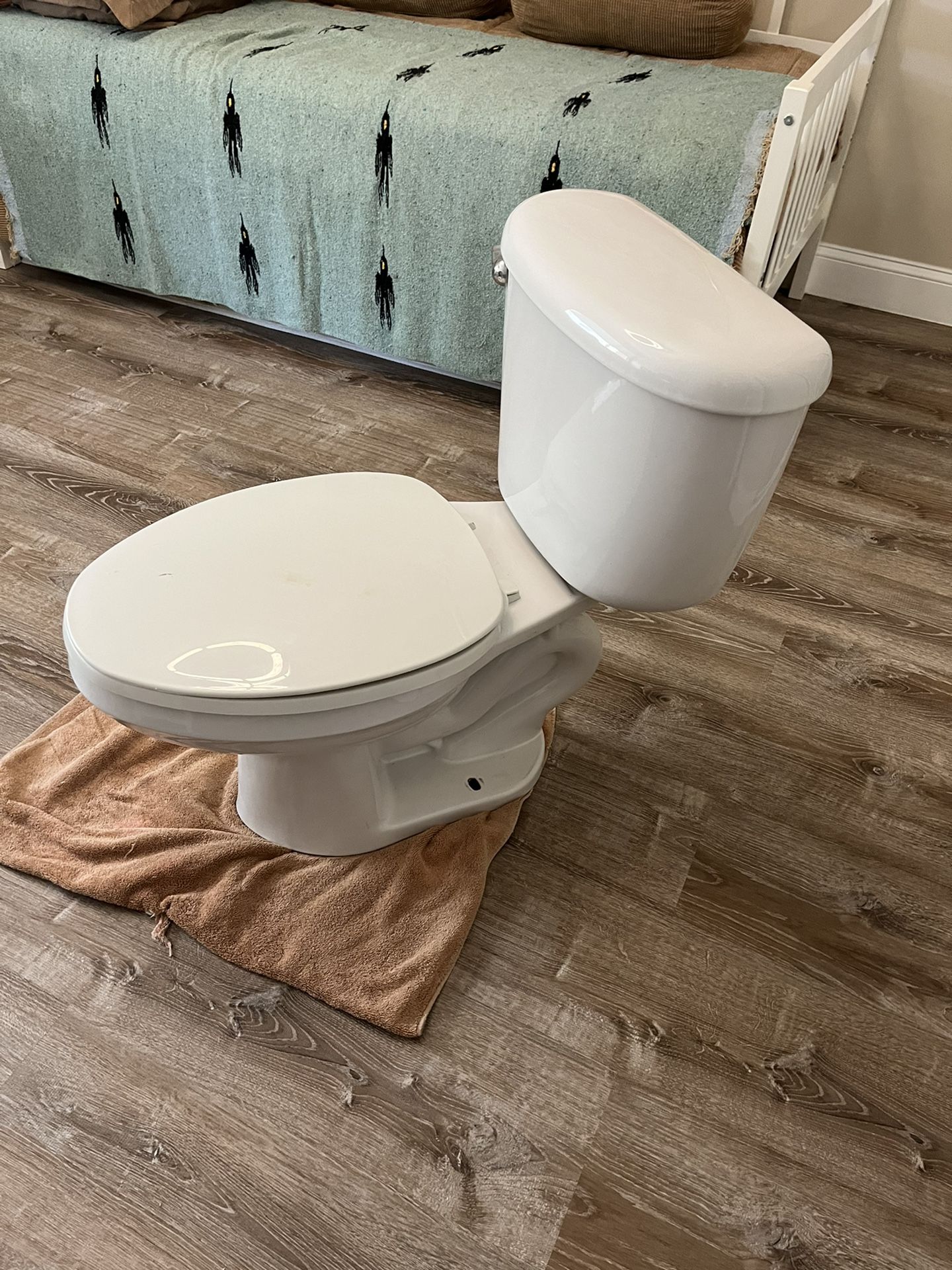 Briggs Toilet , Works And No Damage for Sale in Tamarac, FL - OfferUp