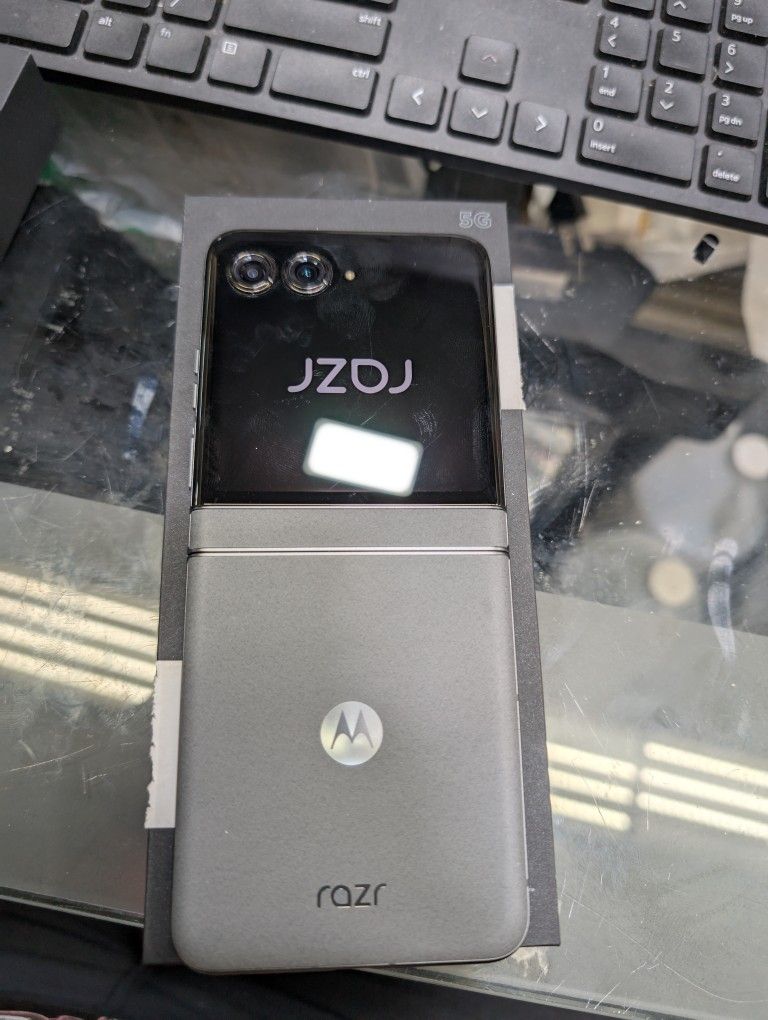 Motorola Razr Flip 2024 Boost mobile Only Like New for Sale in Miami ...