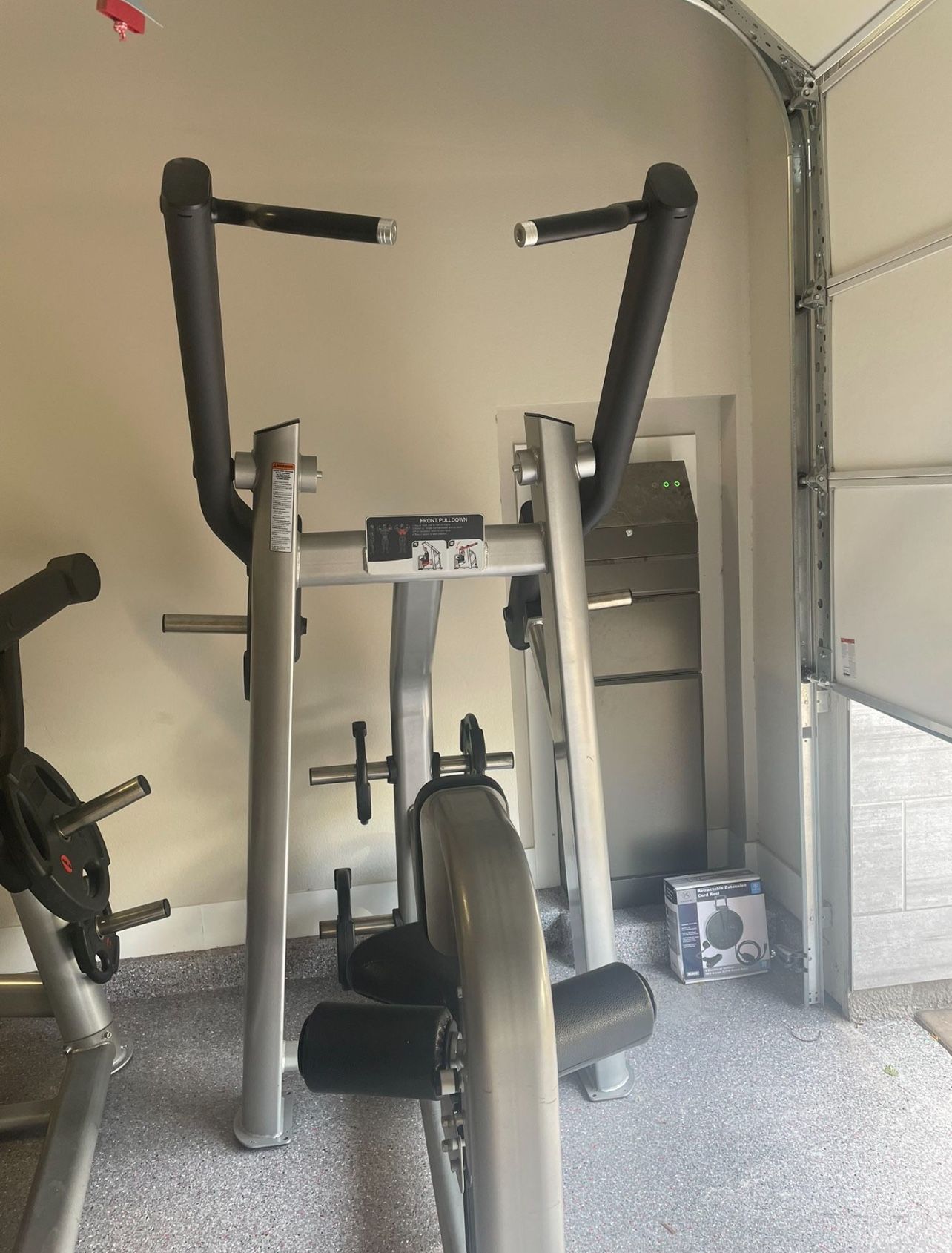 LAT PULL DOWN MACHINE/ COMMERCIAL GRADE/ GYM EQUIPMENT for Sale in ...