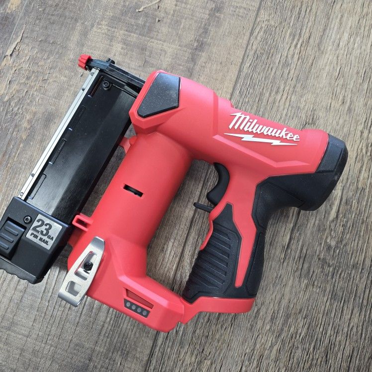 Milwaukee M12 12-Volt 23-Gauge Lithium-Ion Cordless Pin Nailer (Tool ...