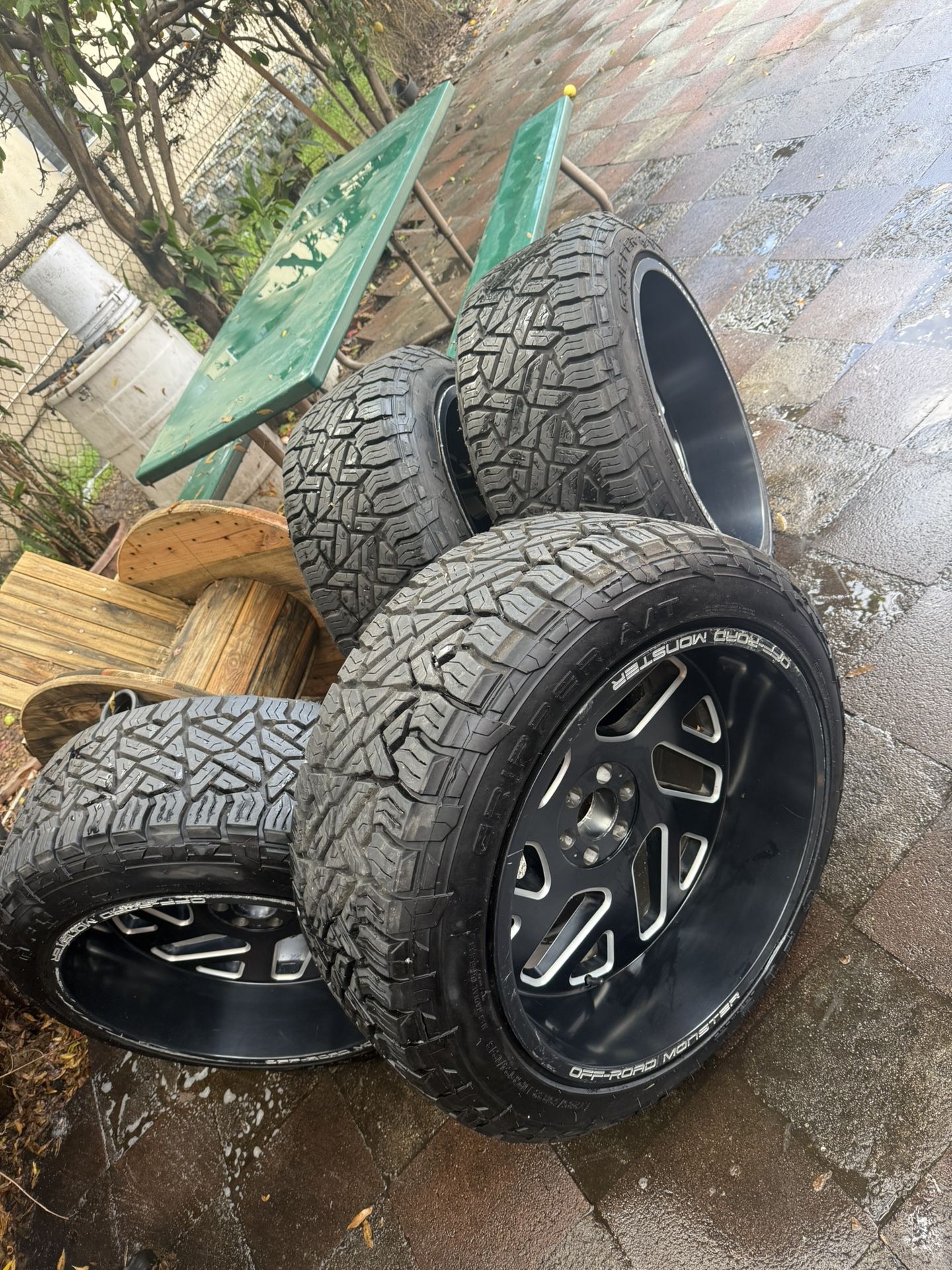 22x13 Rines Con Llamtas Fuel 35s for Sale in Los Angeles, CA - OfferUp