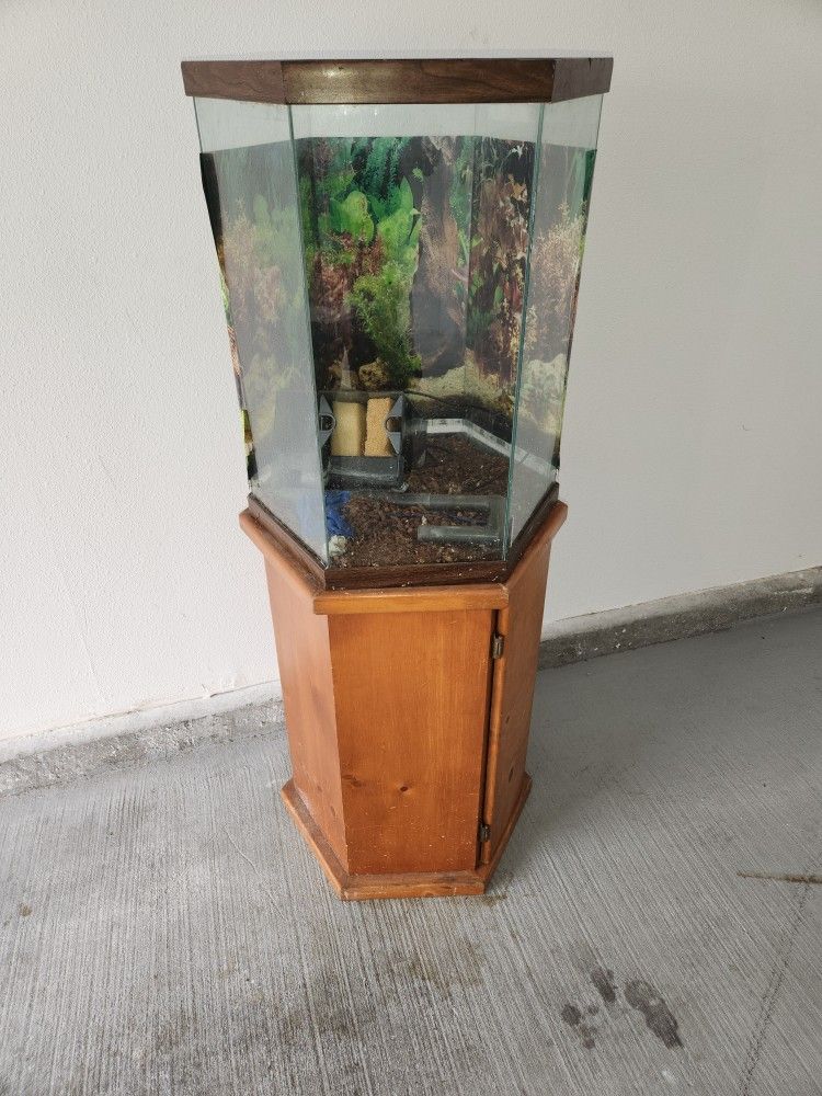 35 Gal Octagon Fish Tank For Sale for Sale in Las Vegas, NV - OfferUp