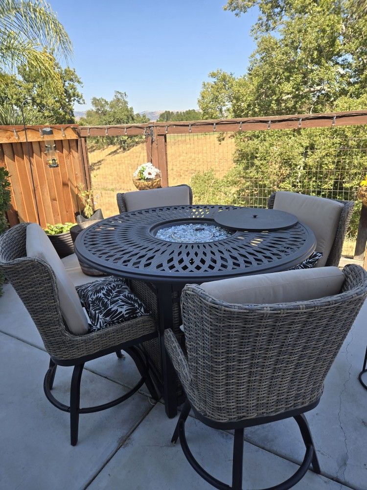 Outdoor Table with Fire Pit for Sale in Gilroy, CA - OfferUp