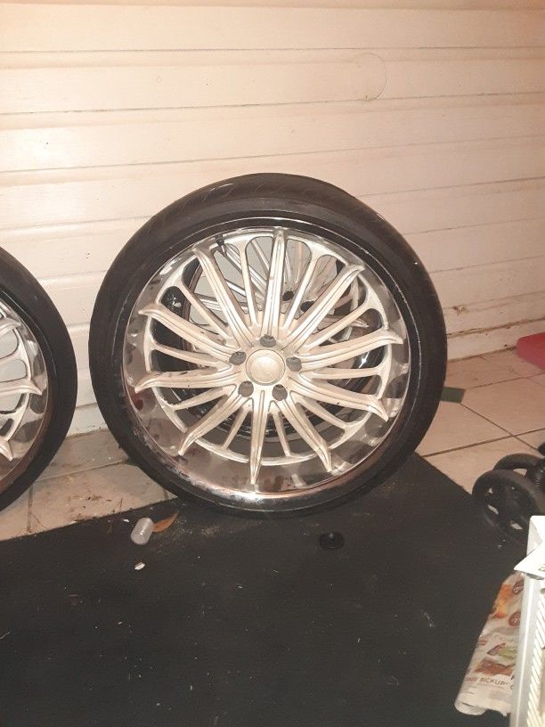 22 Inch Akuza White With Chrome Lip Rims for Sale in Houston, TX - OfferUp