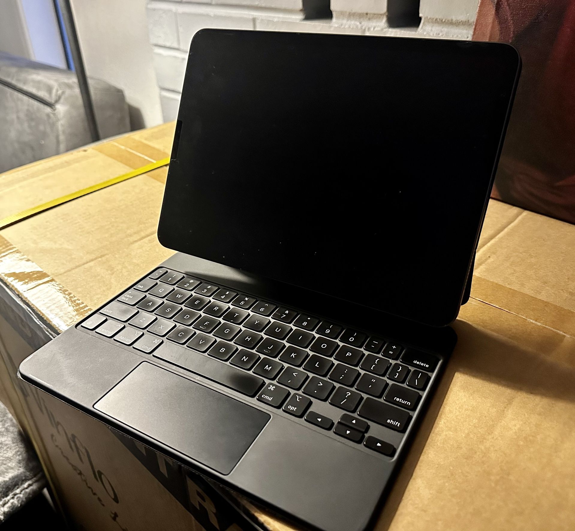 2nd Gen 11in iPad Pro And Magic Keyboard for Sale in Gresham, OR - OfferUp