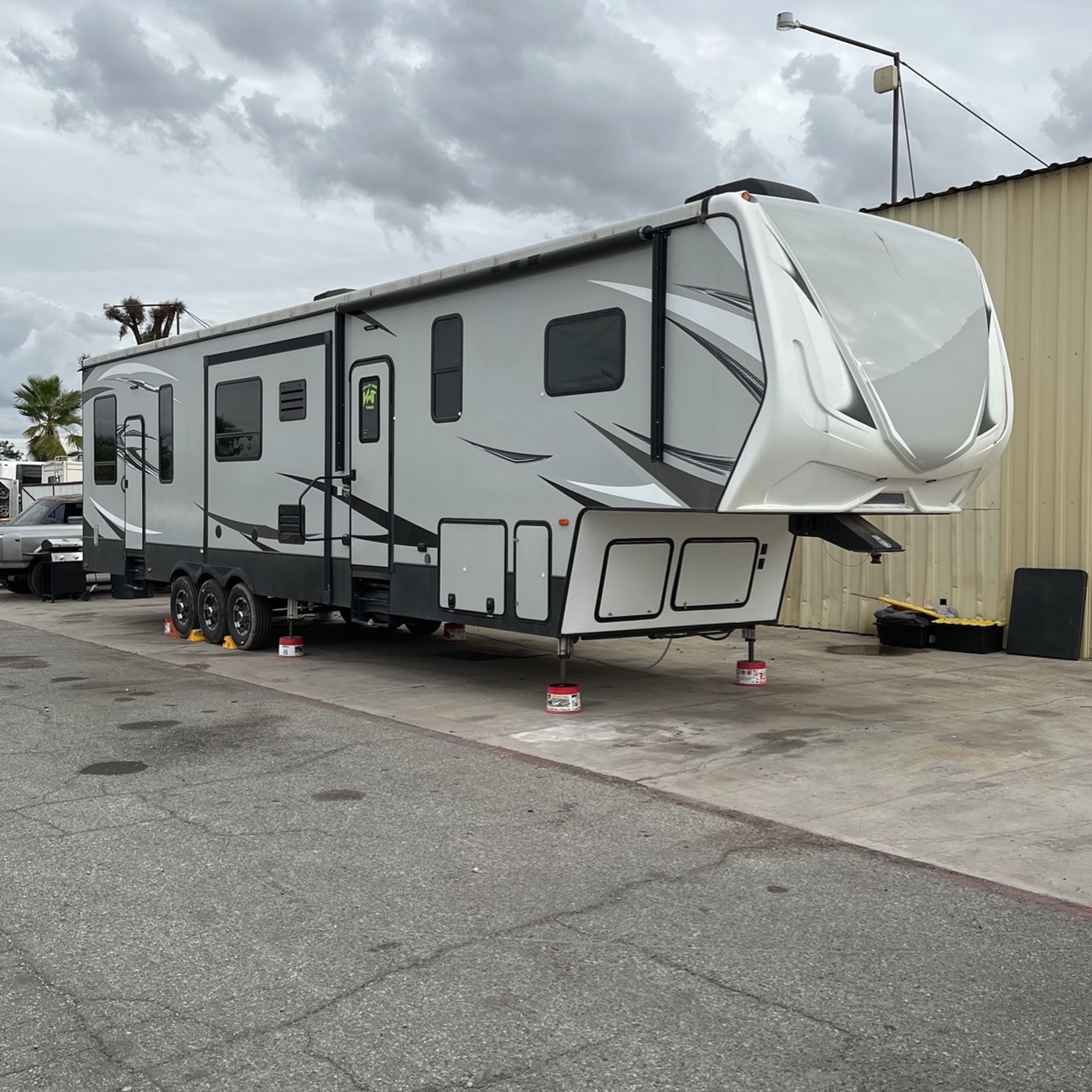 2018 Keystone Carbon 403 for Sale in Moreno Valley, CA - OfferUp