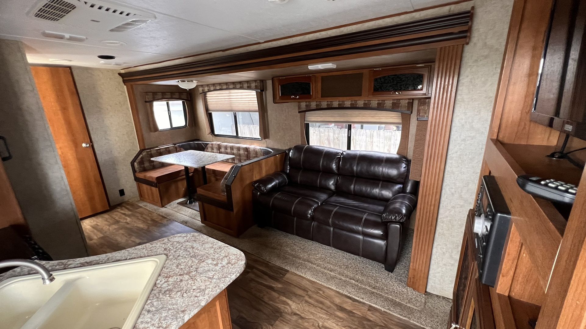 Rv Trailer Año 2017 De 30 Pies Ubicado 9850 Nw 27 Ave Miami Fl 33147 O ...