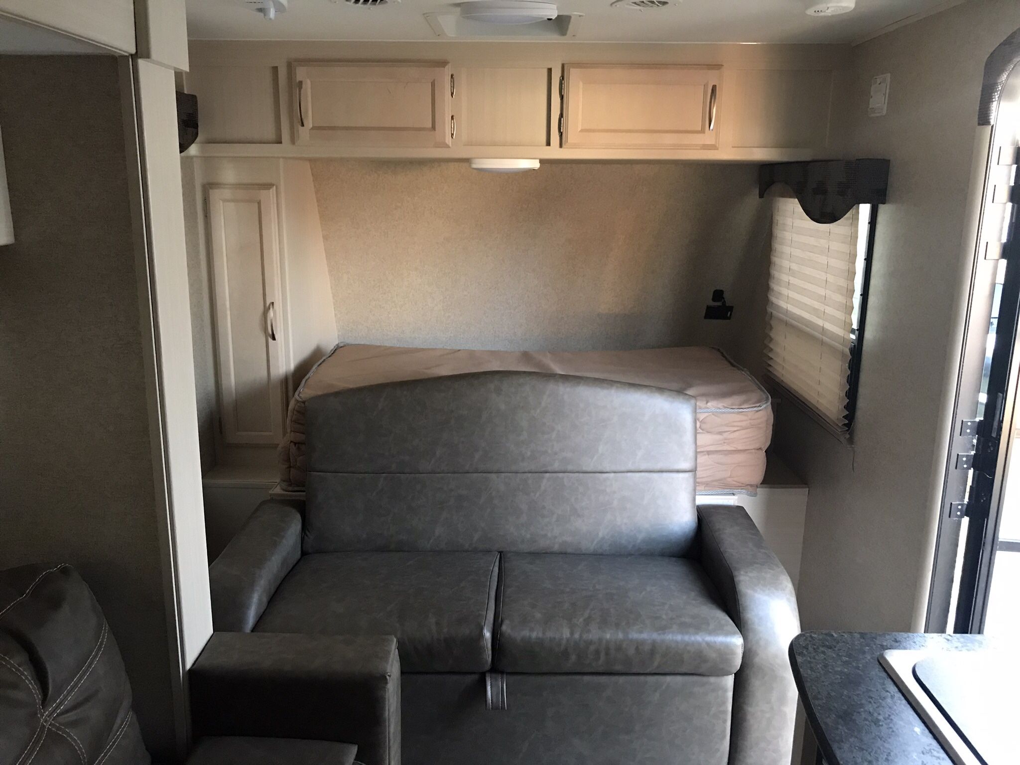 2017 Micro Minnie Winnebago Travel Trailer RV 2106DS for Sale in Fresno ...