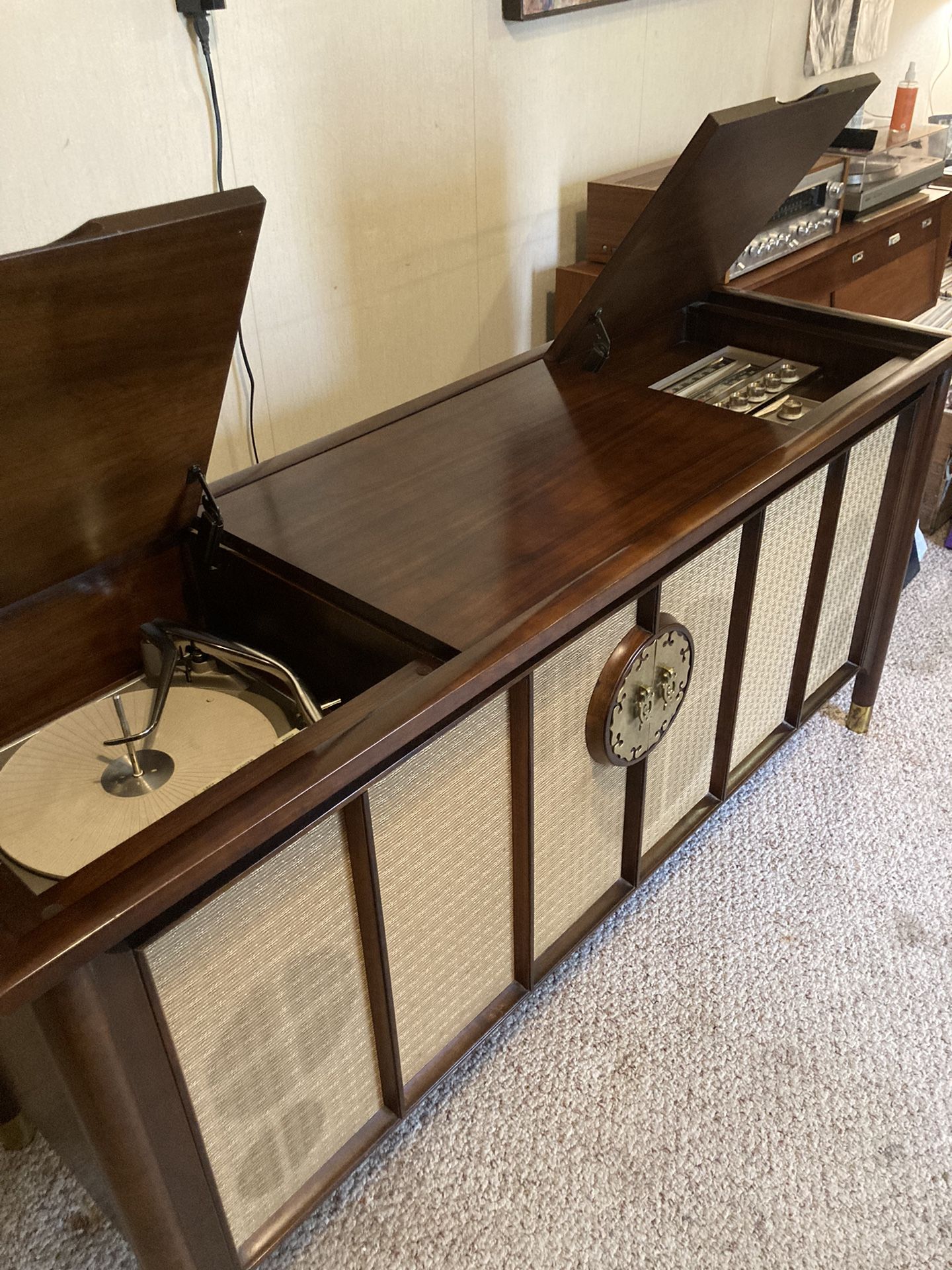 Beautiful Motorola Stereo Console for Sale in Parma, OH - OfferUp