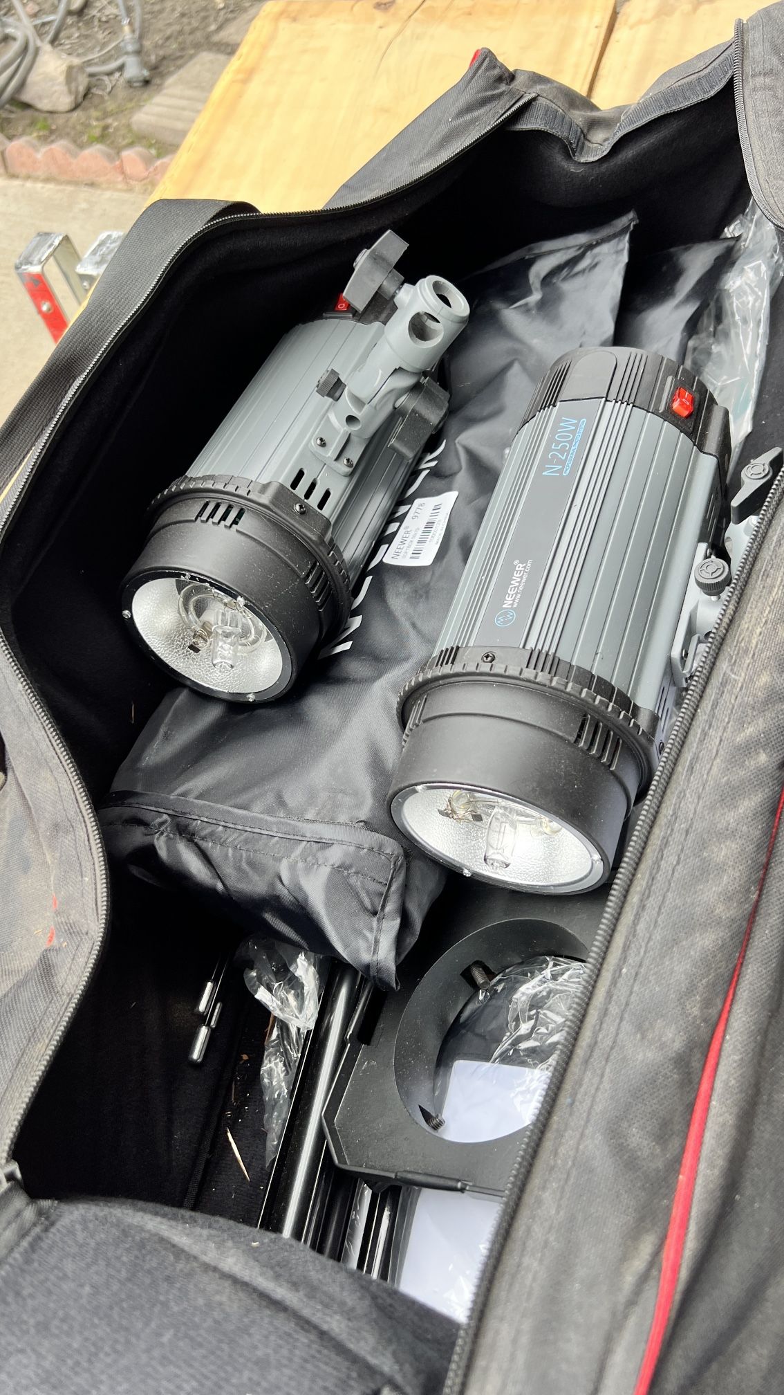 Neewer 250N 300W Strobe Studio for Sale in Garden Grove, CA - OfferUp