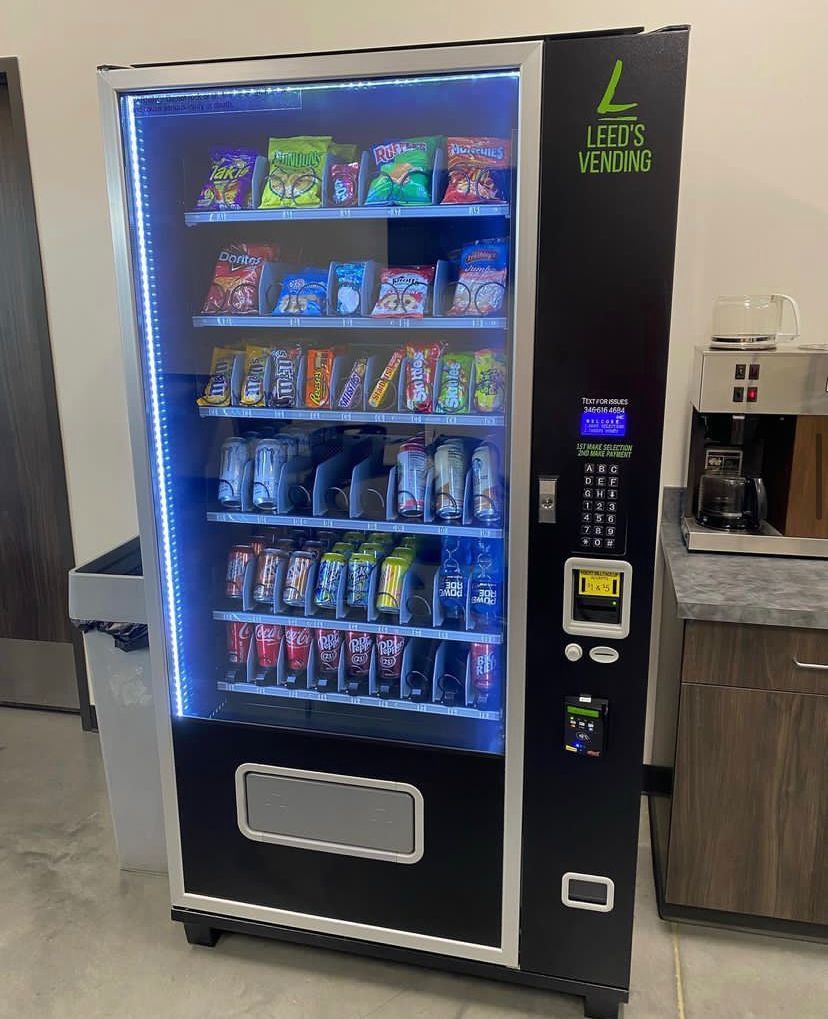 VENDING MACHINE WITH CREDIT CARD READER for Sale in El Paso, TX - OfferUp
