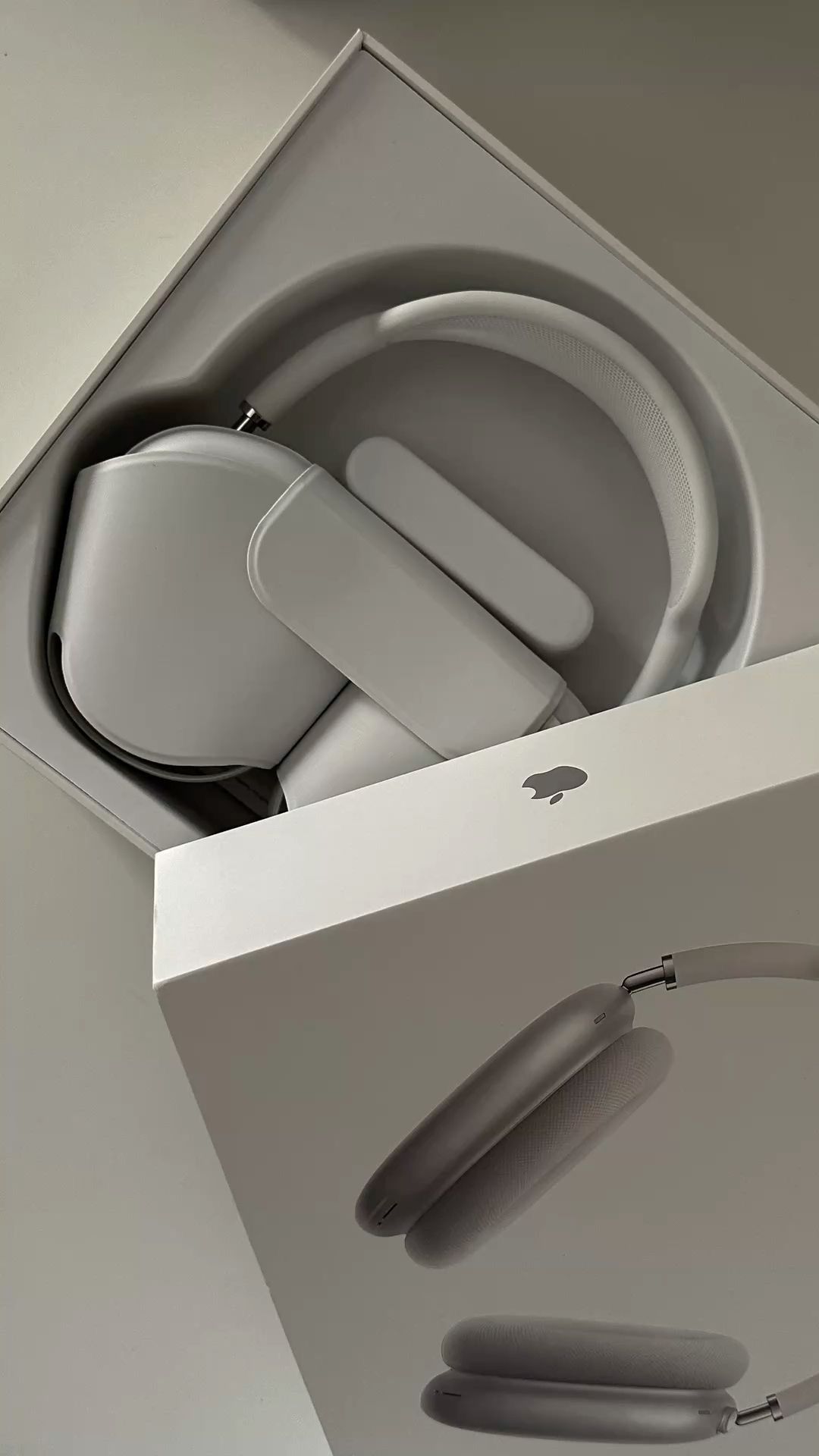 airpod max (white) for Sale in El Paso, TX - OfferUp