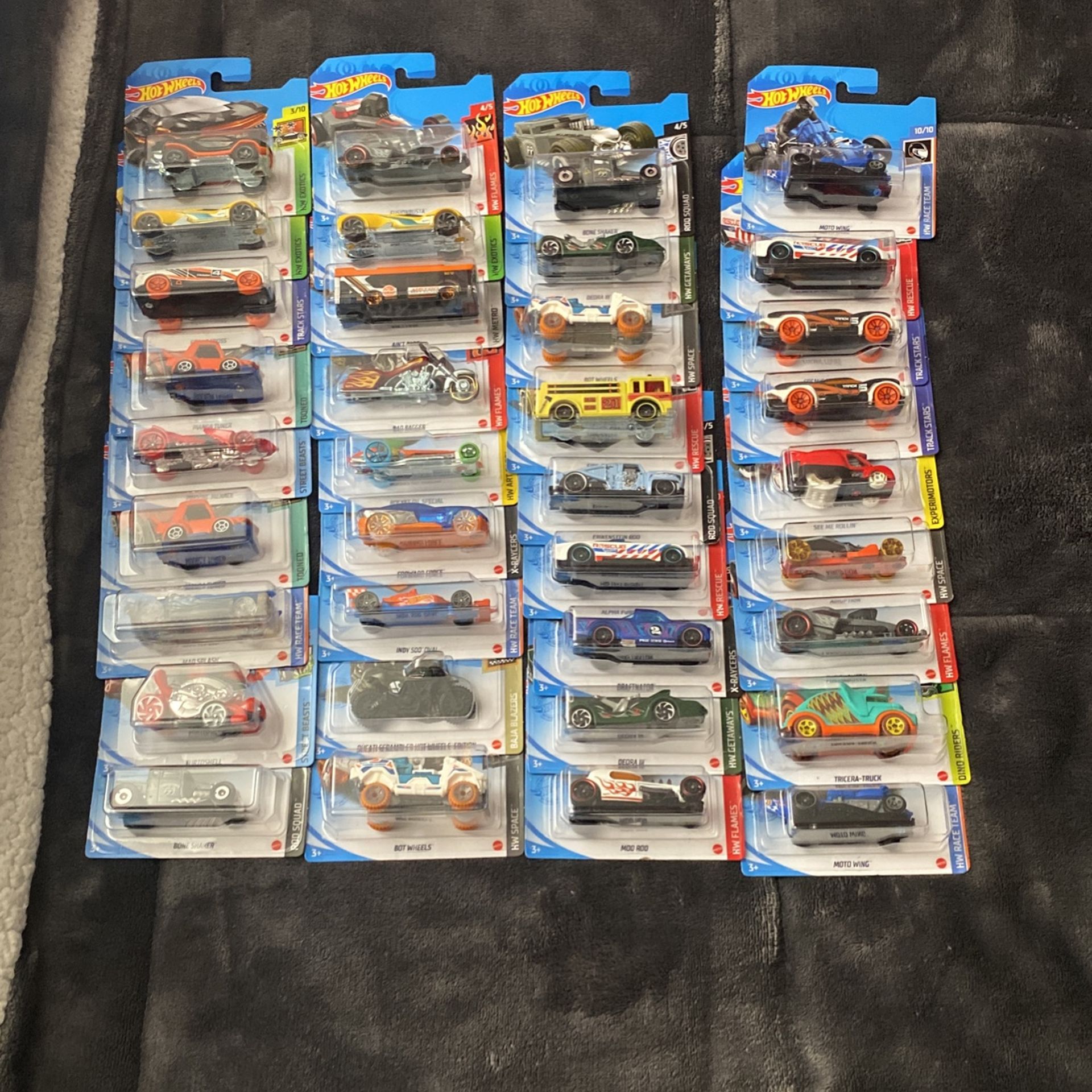 100 Hot Wheels Cars
