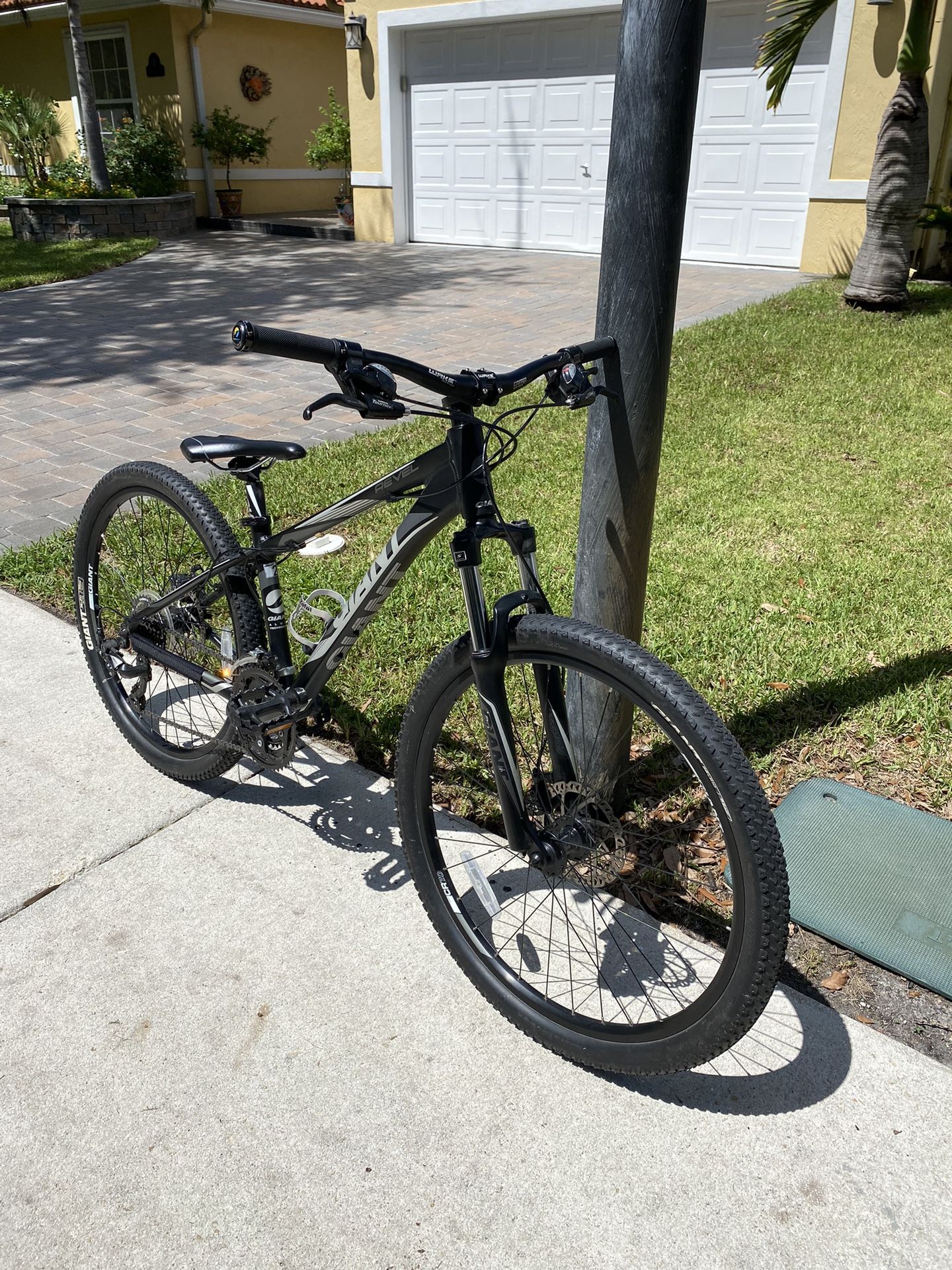 Giant Mountain Bike Small for Sale in Pembroke Pines, FL - OfferUp