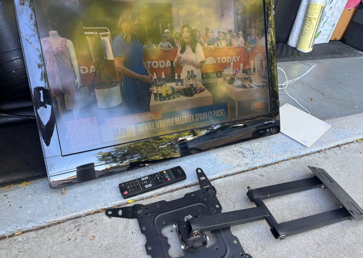 Free 32 Inch TV With Wall Mount And Antena for Sale in Modesto, CA ...