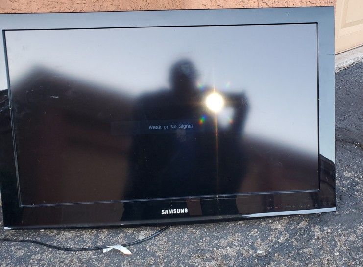 32 " Samsung TV No Crack See Photos ad description No Stand Was Wall ...