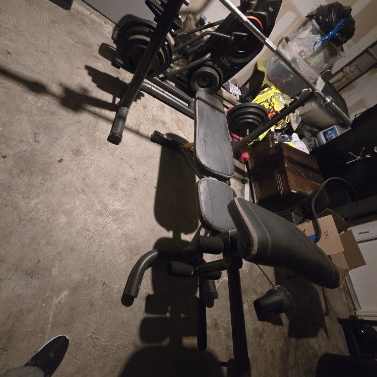 Gold Gym Heavy Duty Weight Bench With Weights for Sale in Mesquite, TX ...