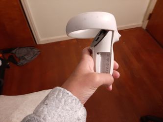 OCULUS QUEST 2 WITH Broken CONTROLLERS for Sale in Springfield, MA ...