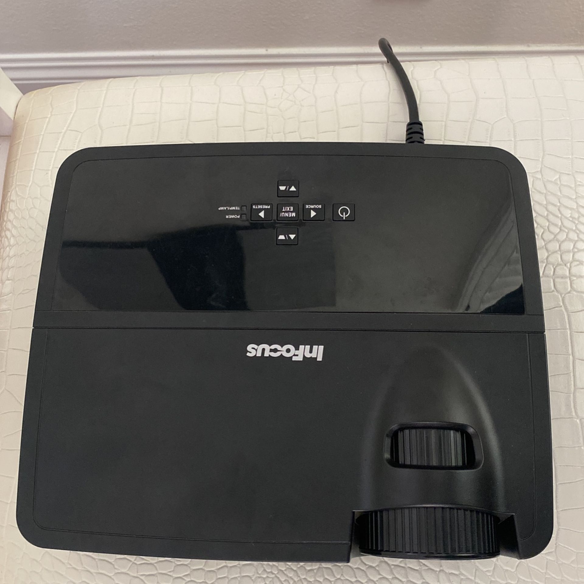 InFocus IN114 Portable DLP Projector + Carry Case, 3D ready, XGA, 2700 ...