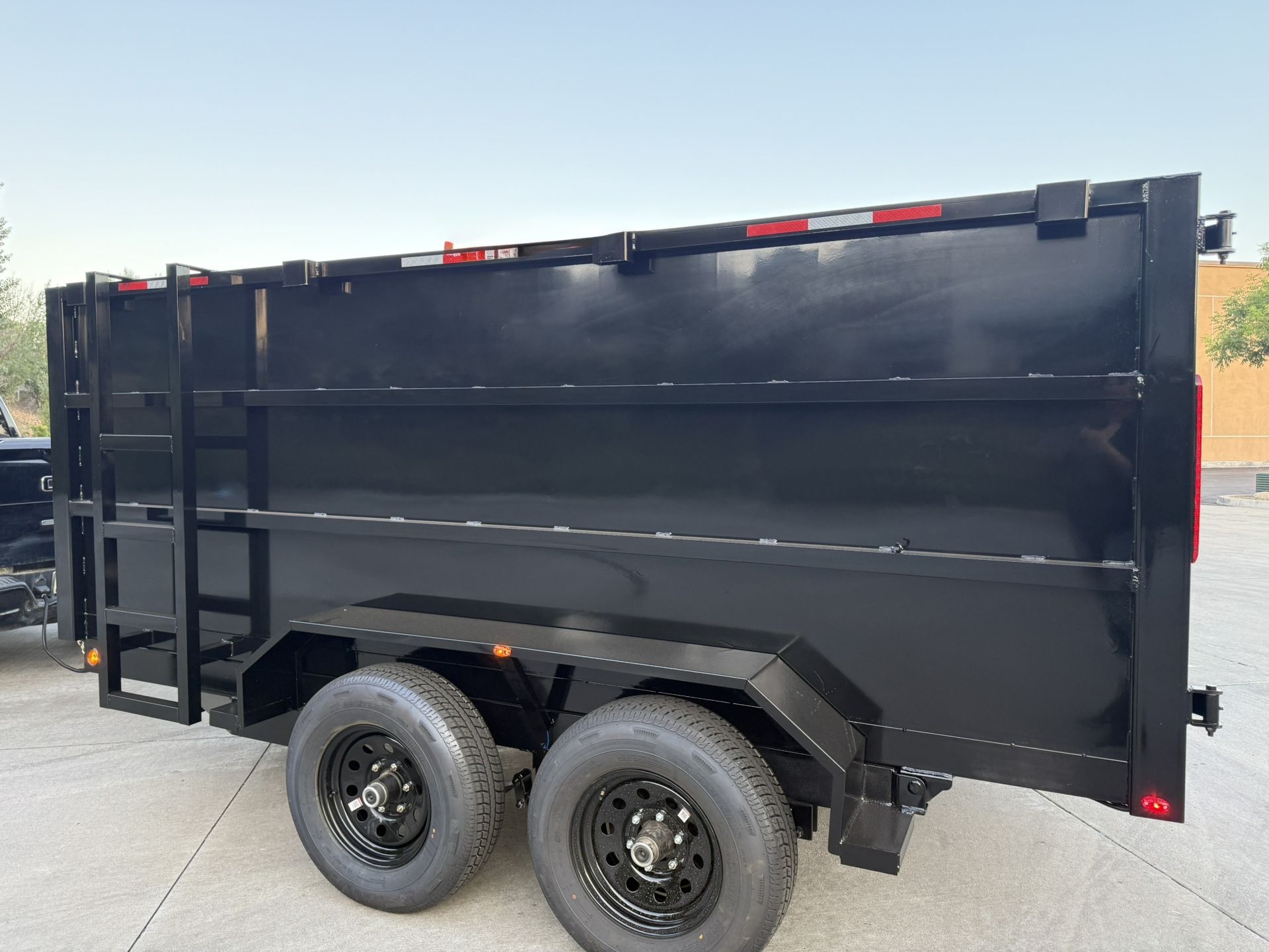 New Hydraulic Dump Trailer with Built In Ladder ⚡️