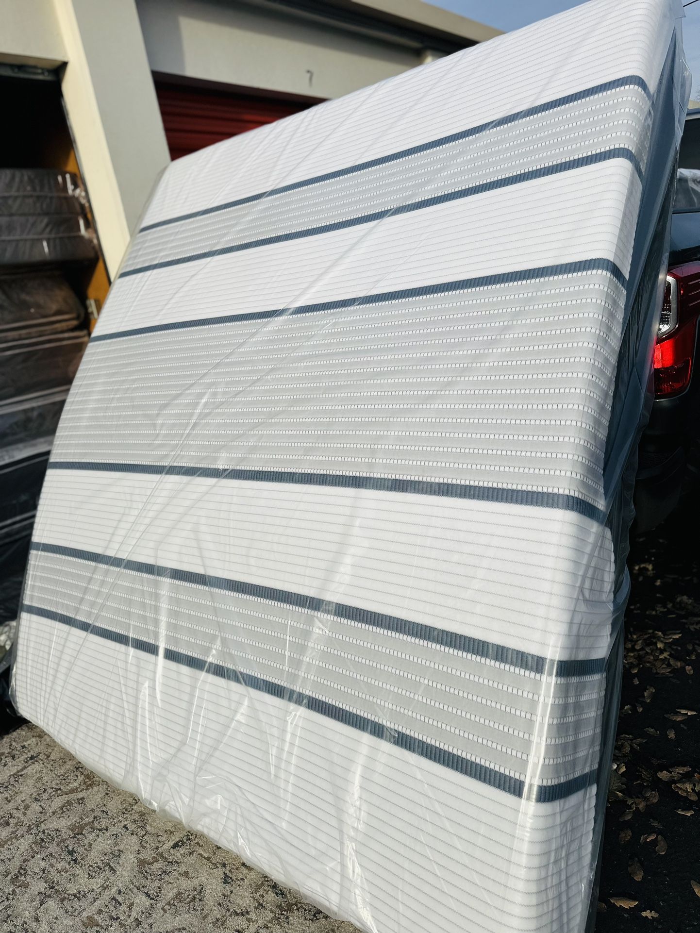 Cal King Serta iSeries Hybrid 2000 12.5 Firm Mattress Furniture