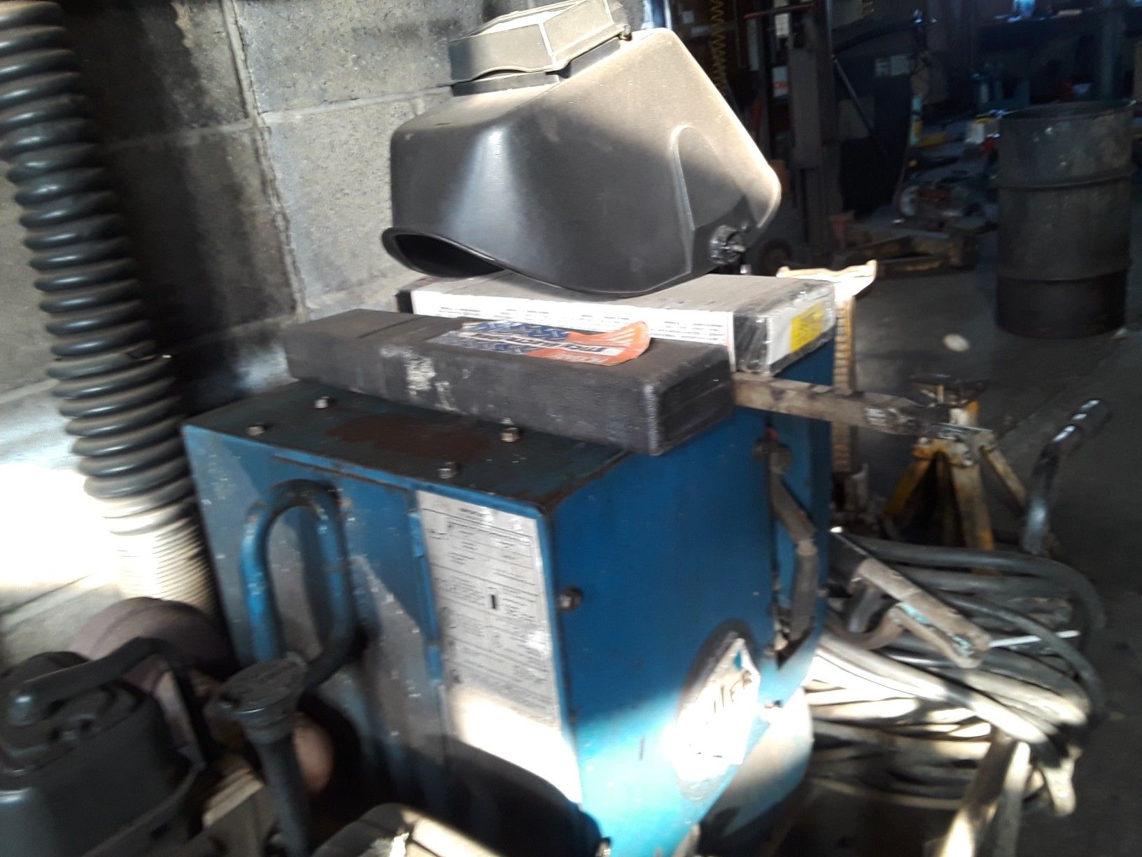 Miller roughneck 2e welder with cart for Sale in Dallas, TX - OfferUp