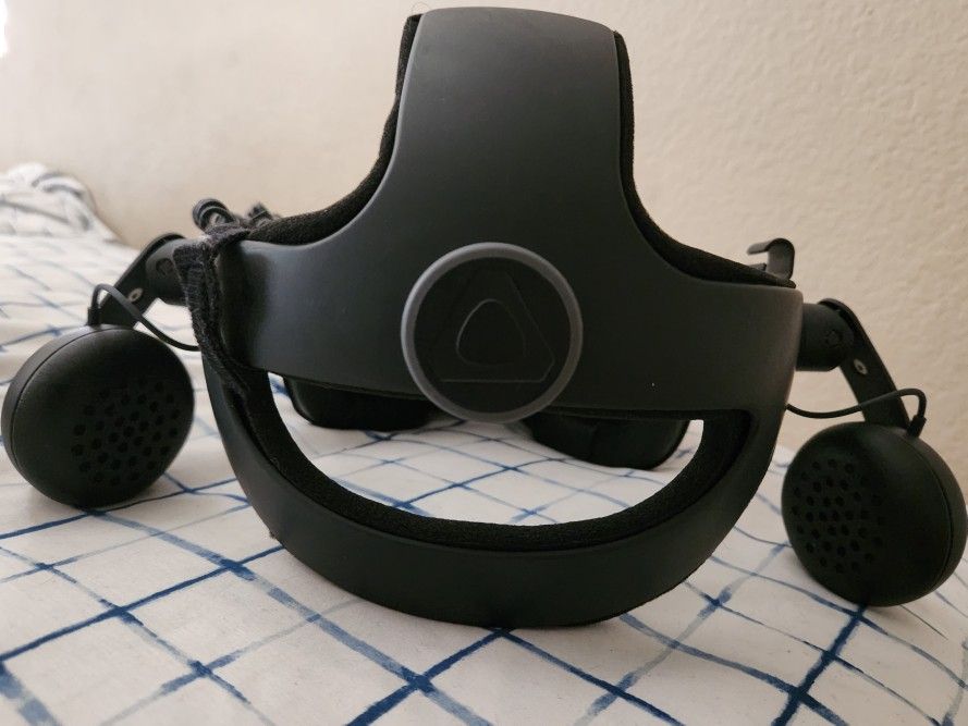 Meta Quest 2 + Accessories for Sale in Rancho Cucamonga, CA - OfferUp