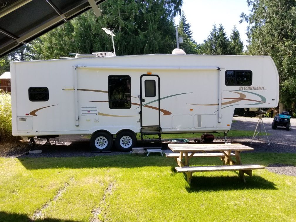 2003 Hitch Hiker II LS 5th Wheel Trailer for Sale in Tumwater, WA - OfferUp
