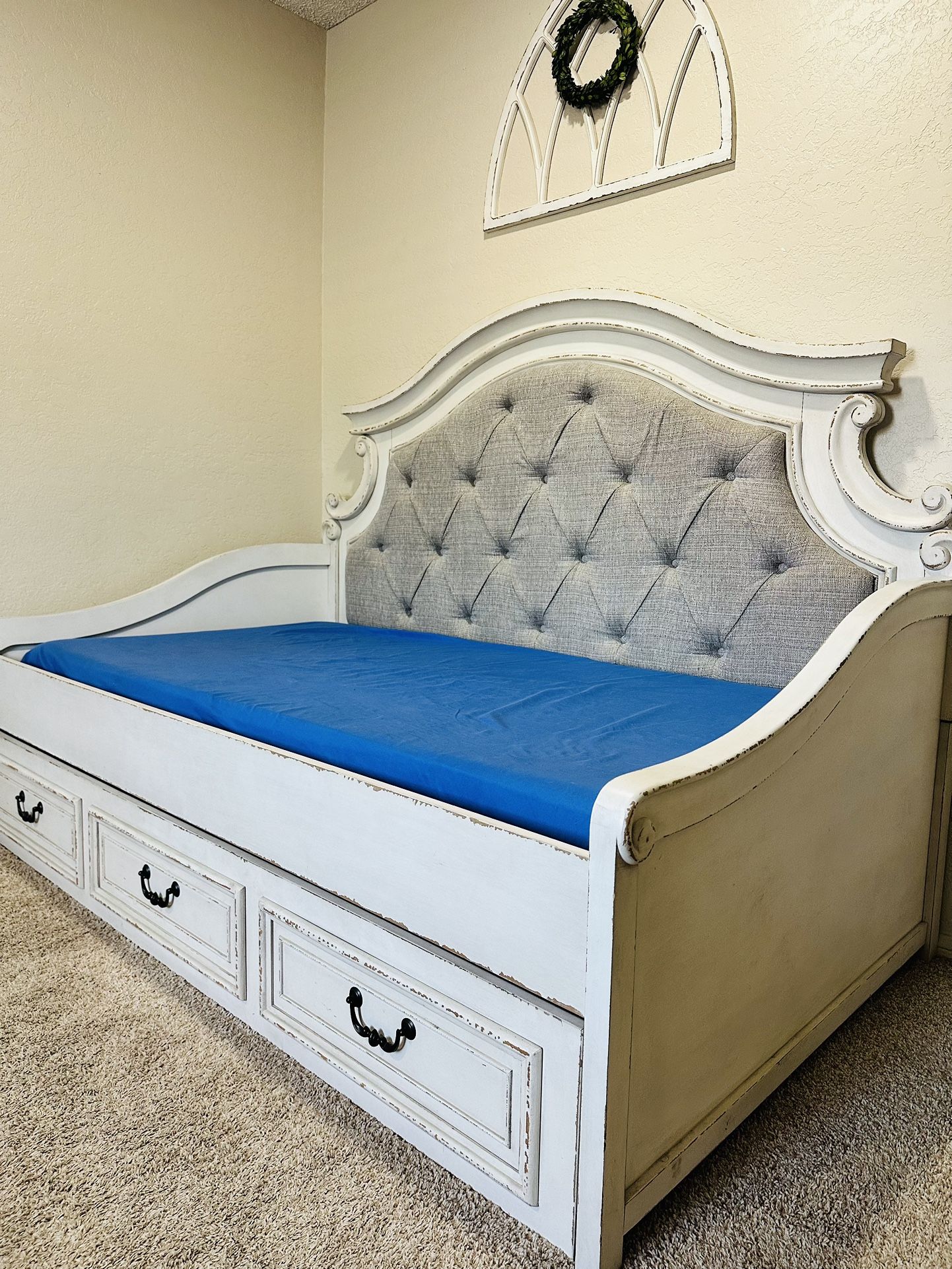 Realyn Twin Daybed with 1 Large Storage Drawer for Sale in Palmdale CA OfferUp