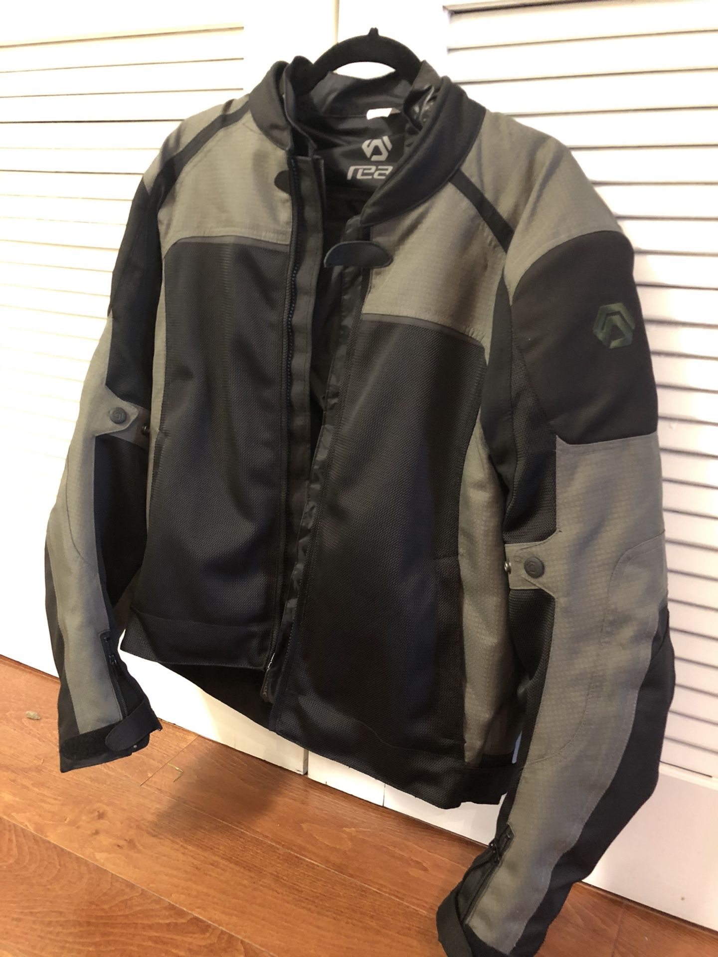Reax ALTA mesh motorcycle jacket (medium) + class 2 armor for Sale in ...