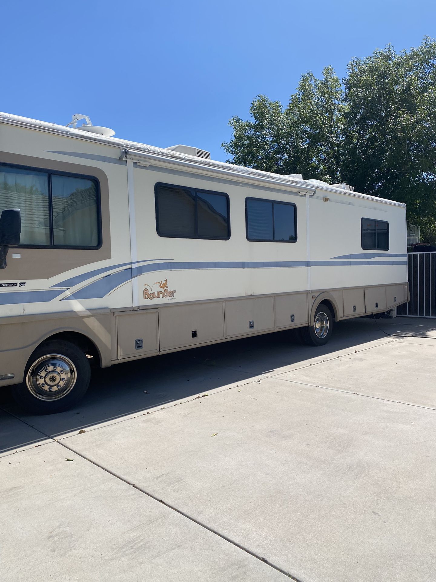 1999 Fleet wood Bounder 34v for Sale in Gilbert, AZ - OfferUp