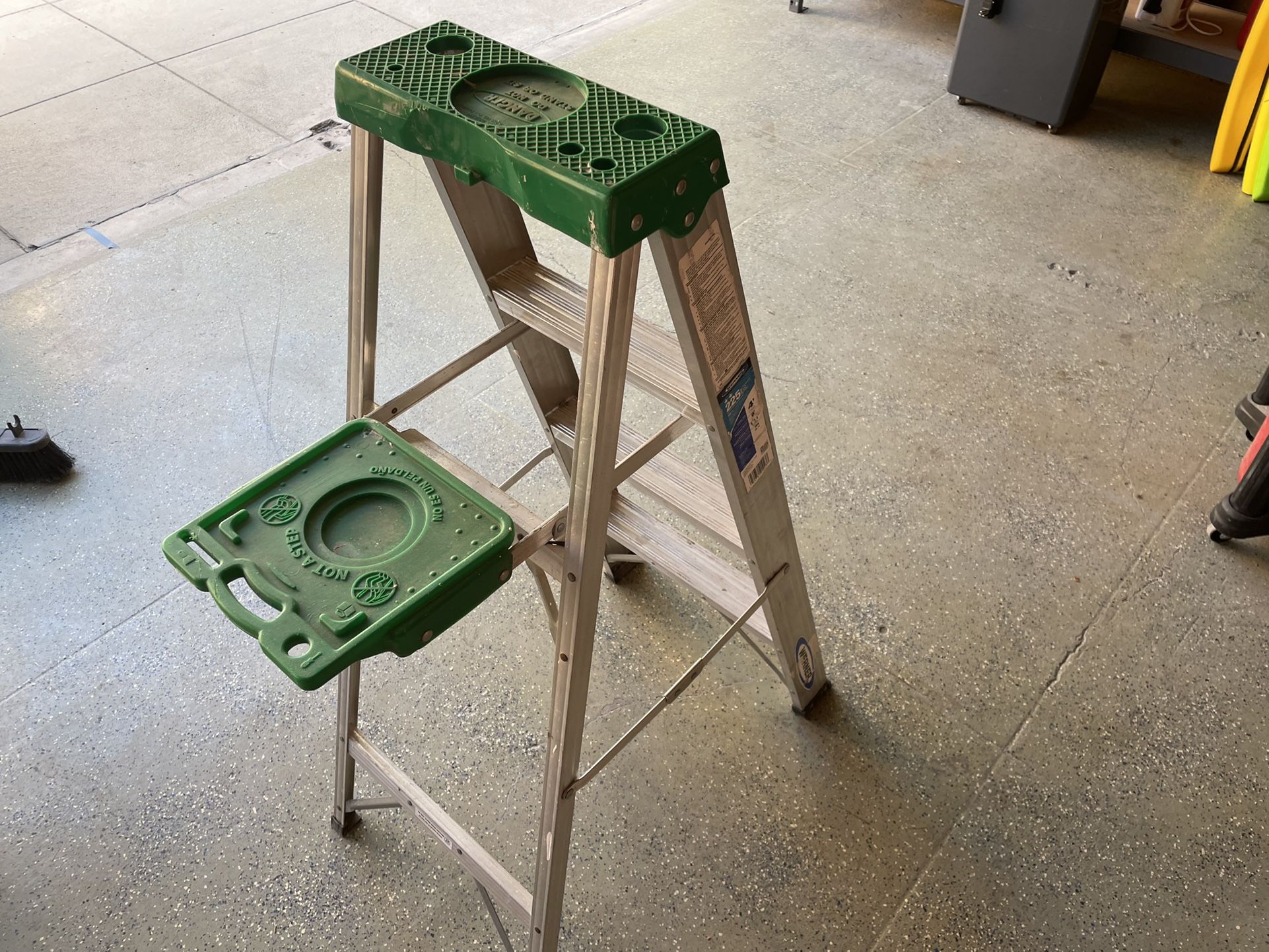 Werner 225 Lbs. 4’ Paint Ladder W/Shelf for Sale in San Diego, CA - OfferUp