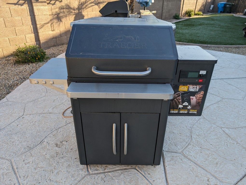 Traeger Silverton 620 Grill With Extras. Lightly Used for Sale in ...