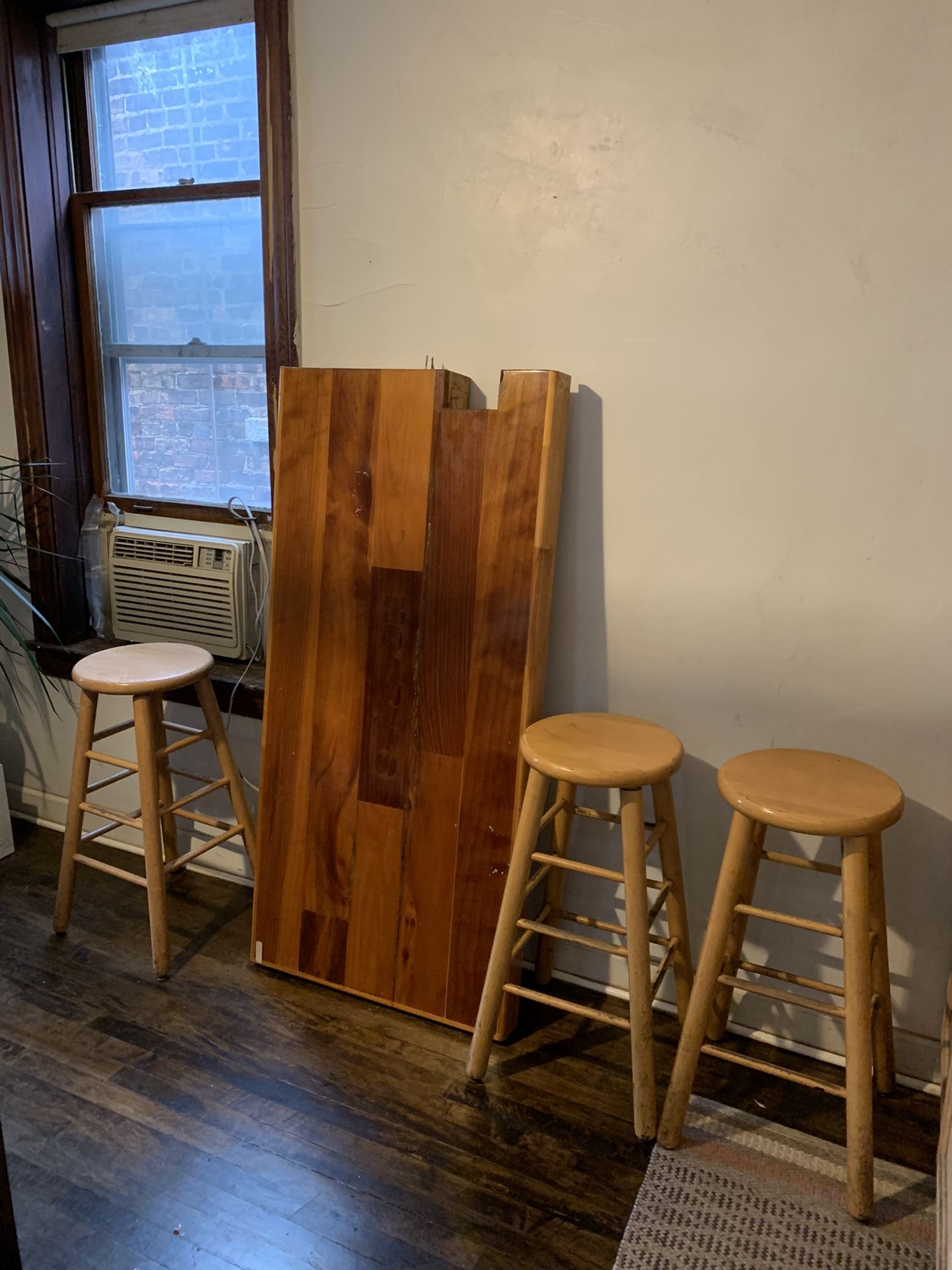Hooters Counter/Bar Table and Chairs for Sale in Chicago, IL - OfferUp
