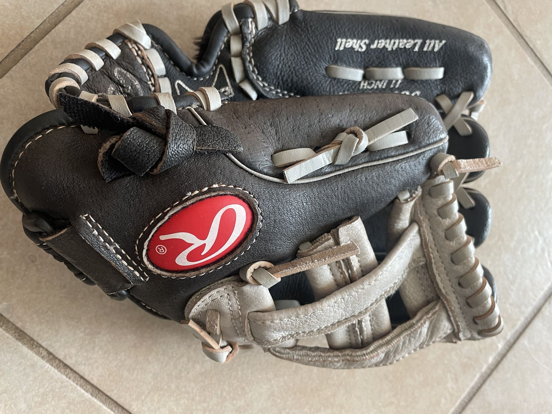 Youth Baseball Gloves- Left Handed for Sale in Peoria, AZ - OfferUp