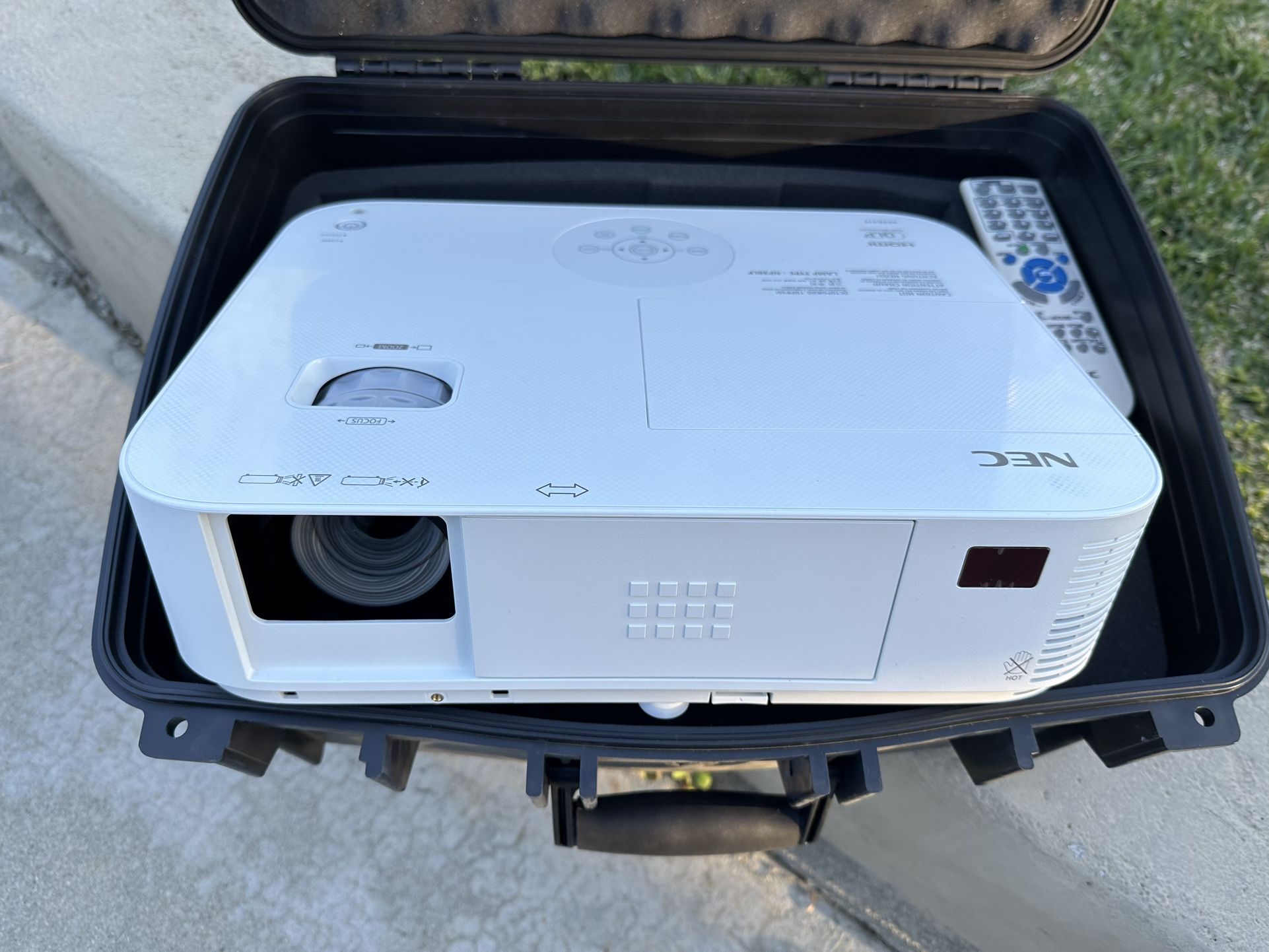 NEC 4000 lumen 1080p DLP Projector for Sale in Whittier, CA - OfferUp