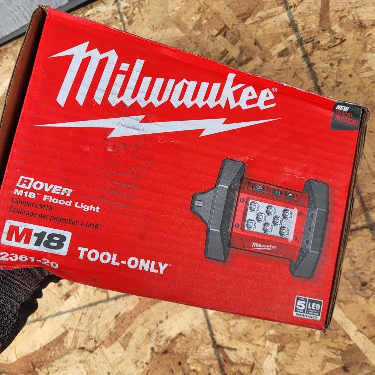 Milwaukee M18 ROVER 18-Volt Lithium-Ion Cordless 1500 Lumens LED Flood ...