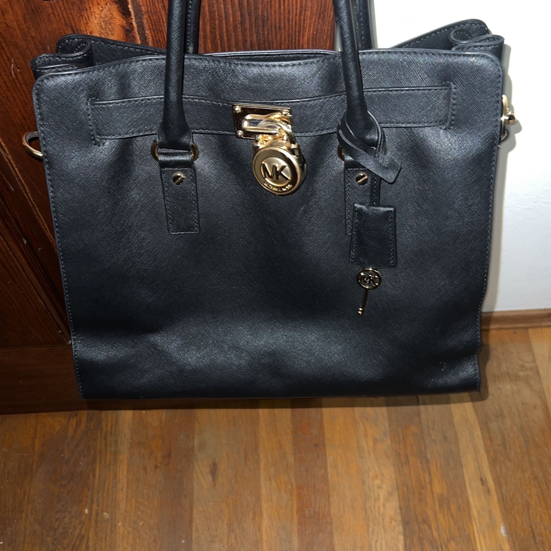 Michael Kors Hamilton Black Large Tote $75 for Sale in San Diego, CA ...