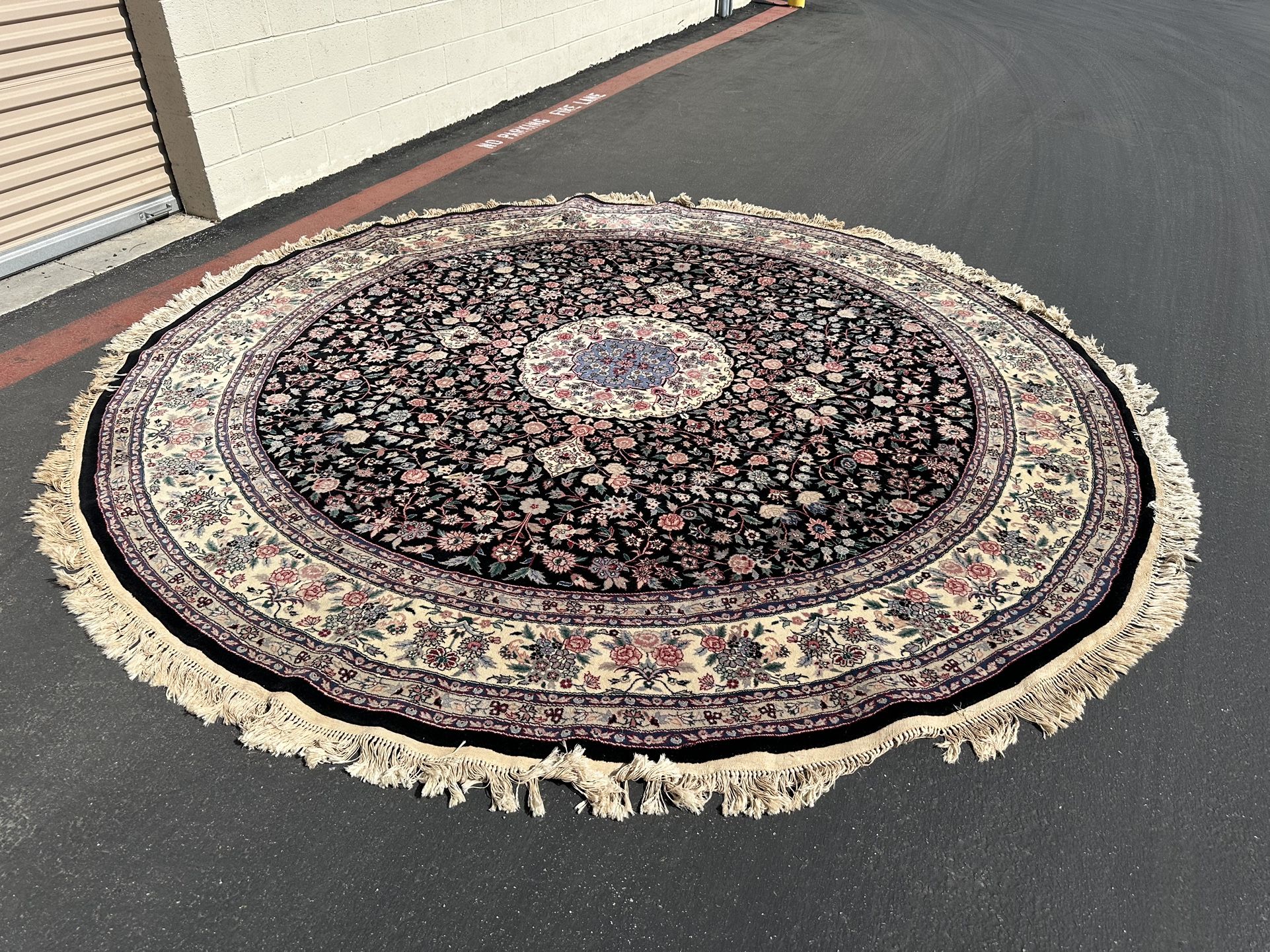 Vintage Large Round Rug for Sale in San Fernando, CA - OfferUp